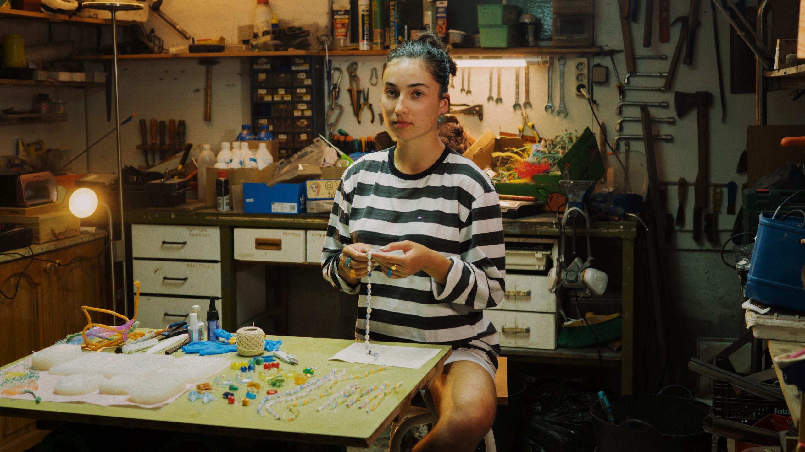 María de Dina: “Faig joies de resina que encapsulen les deixalles que ...